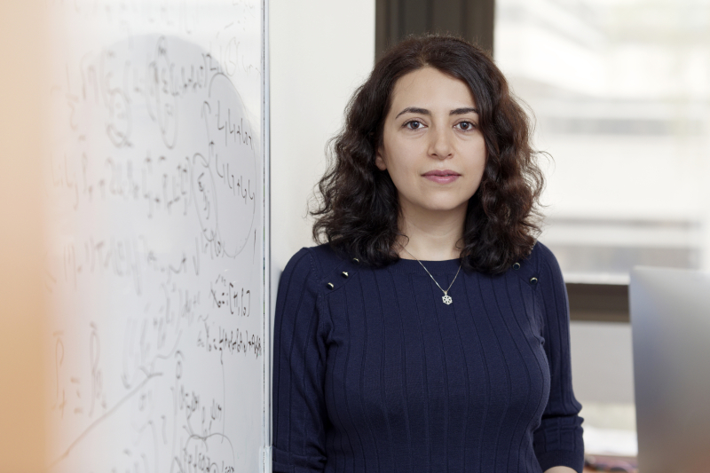 Nina Amini reçoit le prix Irène Joliot-Curie de la "jeune femme ...